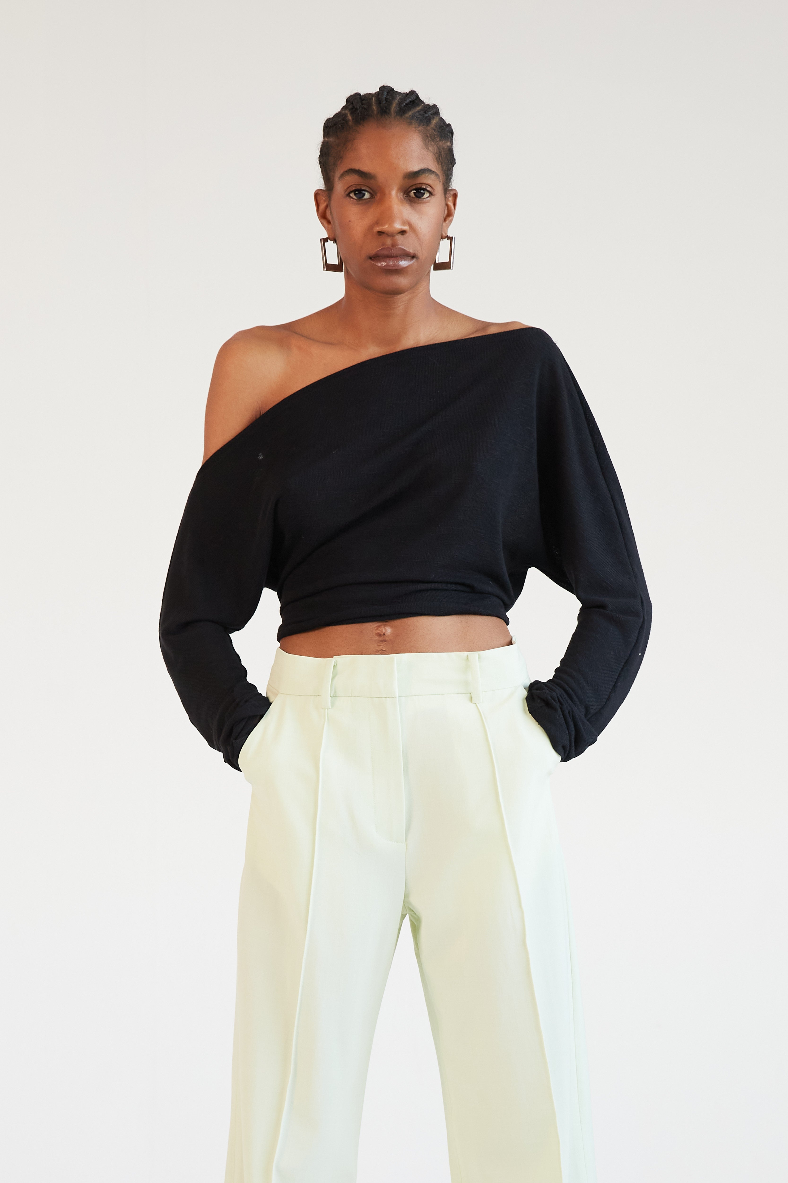 Tate Sweater in Black – Adapté